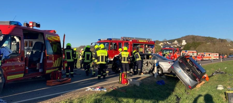 Einsatz 74/2022: Verkehrsunfall mit mehreren schwerstverletzten ...